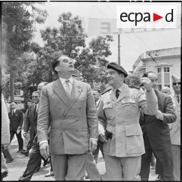 ImagesDéfense - Jacques Soustelle et le général Gilles dans les rues de ...