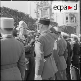 ImagesDéfense - Remise de décoration par le général Jacques Allard.