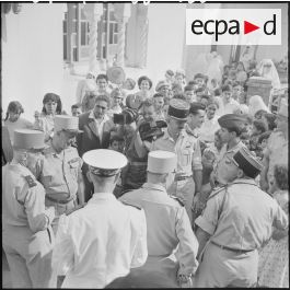 ImagesDéfense - Le général Salan en visite à Sidi Aïch.