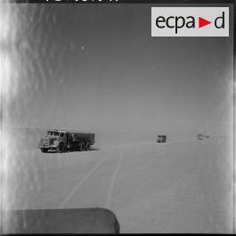 ImagesDéfense - Fort Flatters. Sahara. Convoi de camions.