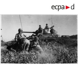 ImagesDéfense - (Char M24 -Chaffee ) "Armagnac" en liaison radio avec ...
