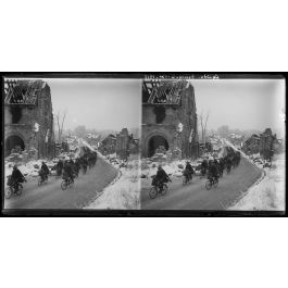 ImagesDéfense - Cyclistes, Tracy-le-Val, 1917. [légende d'origine]