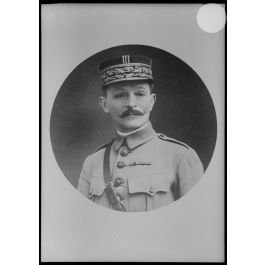 ImagesDéfense - [Portrait du général Weygand dans un cercle].