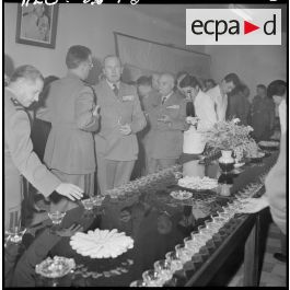 ImagesDéfense - Le général Allard s'entretient avec des officiers lors ...