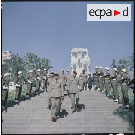ImagesDéfense - Alger. Le général Allard, ayant à sa droite le général ...