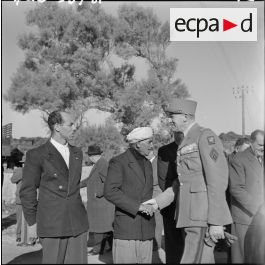 ImagesDéfense - Tipasa. Prise d'armes. Le général Allard salut des hommes.