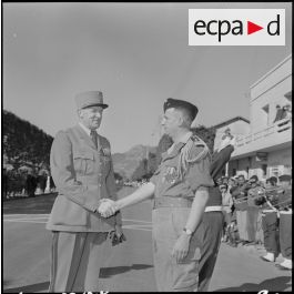 ImagesDéfense - Tipasa. Prise d'armes. Le général Allard salue un ...