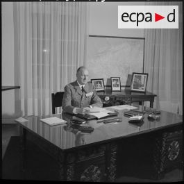 ImagesDéfense - Portrait du général Allard à son bureau.