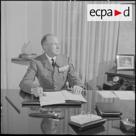 ImagesDéfense - Portrait du général Allard à son bureau.