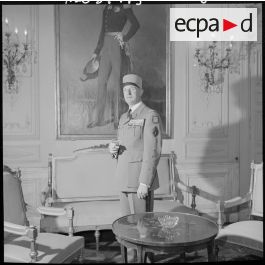 ImagesDéfense - Portrait du général Allard dans un salon.