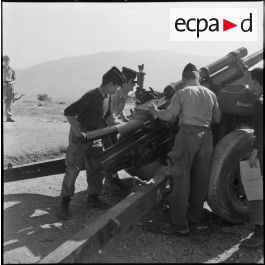 ImagesDéfense - Soldats sur une pièce de la deuxième batterie du 1/408e ...