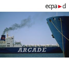 ImagesDéfense - Le ferry Arcade Eagle qui transporte du matériel venant ...