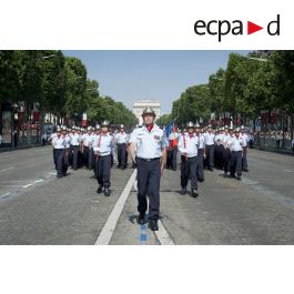 ImagesDéfense - Le colonel Philippe Berthelot défile en tête des sapeurs-pompiers territoriaux ...