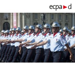 ImagesDéfense - Défilé des sapeurs-pompiers territoriaux de la zone de défense et de sécurité ...