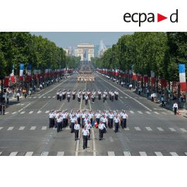 ImagesDéfense - Le colonel Philippe Berthelot défile en tête des sapeurs-pompiers territoriaux ...