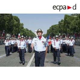 ImagesDéfense - Le colonel Philippe Berthelot défile en tête des sapeurs-pompiers territoriaux ...