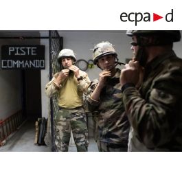 ImagesDéfense - L'officier image Maxime, l'opérateur vidéo Julien et le photographe Simon s ...