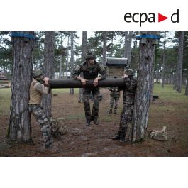 ImagesDéfense - L'opérateur vidéo Julien passe un obstacle aidé par l'officier image Maxime et ...