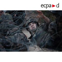 ImagesDéfense - L'opérateur vidéo Julien passe un réseau de barbelés sur la piste commando du ...