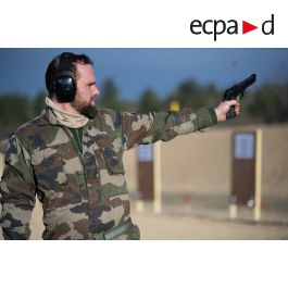 ImagesDéfense - Le photographe Simon tire au pistolet automatique PAMAS ...