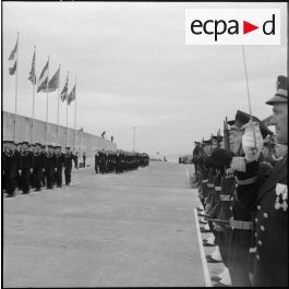 ImagesDéfense - Alger. Défilé devant les autorités.