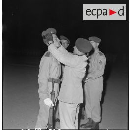 ImagesDéfense - Sétif - Aïn Arnat. Le colonel Buchoud remet ...