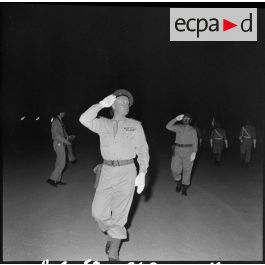 ImagesDéfense - Sétif - Aïn Arnat. Le colonel Buchoud salue les troupes.