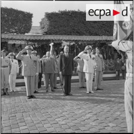 ImagesDéfense - Les autorités rendent les honneurs au drapeau du 45e ...