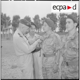 ImagesDéfense - Le général Gilles, commandant les troupes aéroportées ...