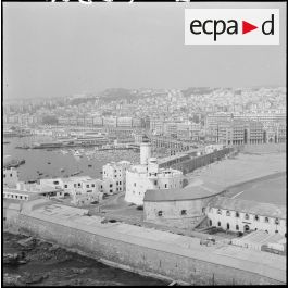 ImagesDéfense - Vues aériennes de la ville d'Alger - le phare de l'Amirauté.