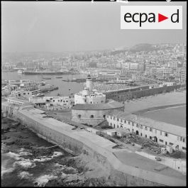 ImagesDéfense - Vues aériennes de la ville d'Alger - le phare de l'Amirauté.