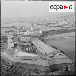 ImagesDéfense - Vues aériennes de la ville d'Alger - le phare de l'Amirauté.