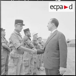 ImagesDéfense - Au poste de commandement (PC) Lama, le Premier ministre ...