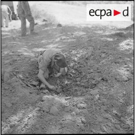 ImagesDéfense - Trou dans la piste après l'explosion de la mine.