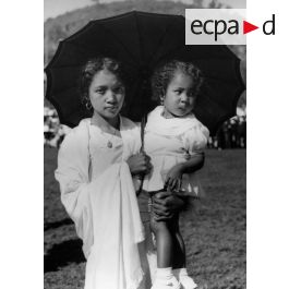 ImagesDéfense - République malgache. Tananarive. Femme et enfant Hova ...