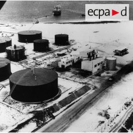 ImagesDéfense - République gabonaise, 1962. Installation de stockage de ...