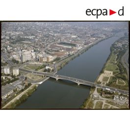 ImagesDéfense - Bezons (95). Le pont, et à droite, Nanterre.