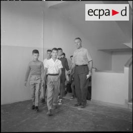 ImagesDéfense - En rang par deux les élèves vont en classe, accompagnés ...