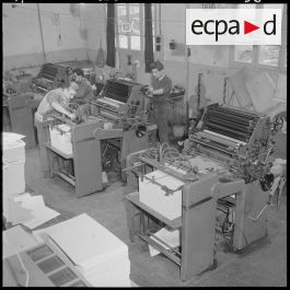 ImagesDéfense - Des employés de l'imprimerie du 5e bureau travaillent à ...