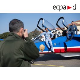 ImagesDéfense - Le commandant Aurélien pose aux côtés du sergent-chef ...