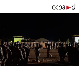 ImagesDéfense - Le colonel Thibaut Lemerle passe en revue les troupes ...