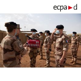 ImagesDéfense - Le général de division Marc Conruyt remet la médaille d ...