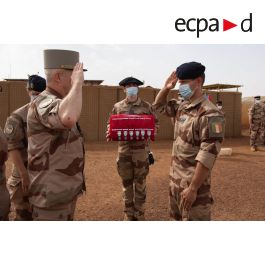 ImagesDéfense - Le général de division Marc Conruyt remet la médaille d ...