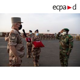 ImagesDéfense - Le général de division Marc Conruyt remet la médaille ...