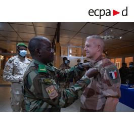 ImagesDéfense - Le général de brigade Oumarou Namata Gazama remet la ...