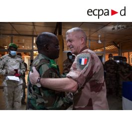 ImagesDéfense - Le général de brigade Oumarou Namata Gazama remet la ...