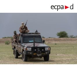 ImagesDéfense - Des soldats tchadiens sécurisent le périmètre à bord ...