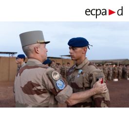 ImagesDéfense - Le général de division Marc Conruyt remet la médaille d ...