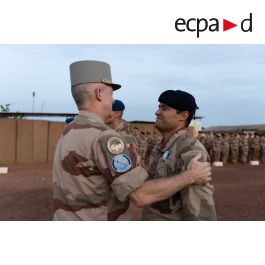 ImagesDéfense - Le général de division Marc Conruyt remet la médaille d ...