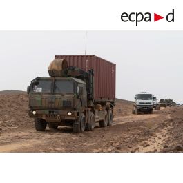 ImagesDéfense - Un camion porteur polyvalent logistique (PPLOG) progresse en convoi sur une ...